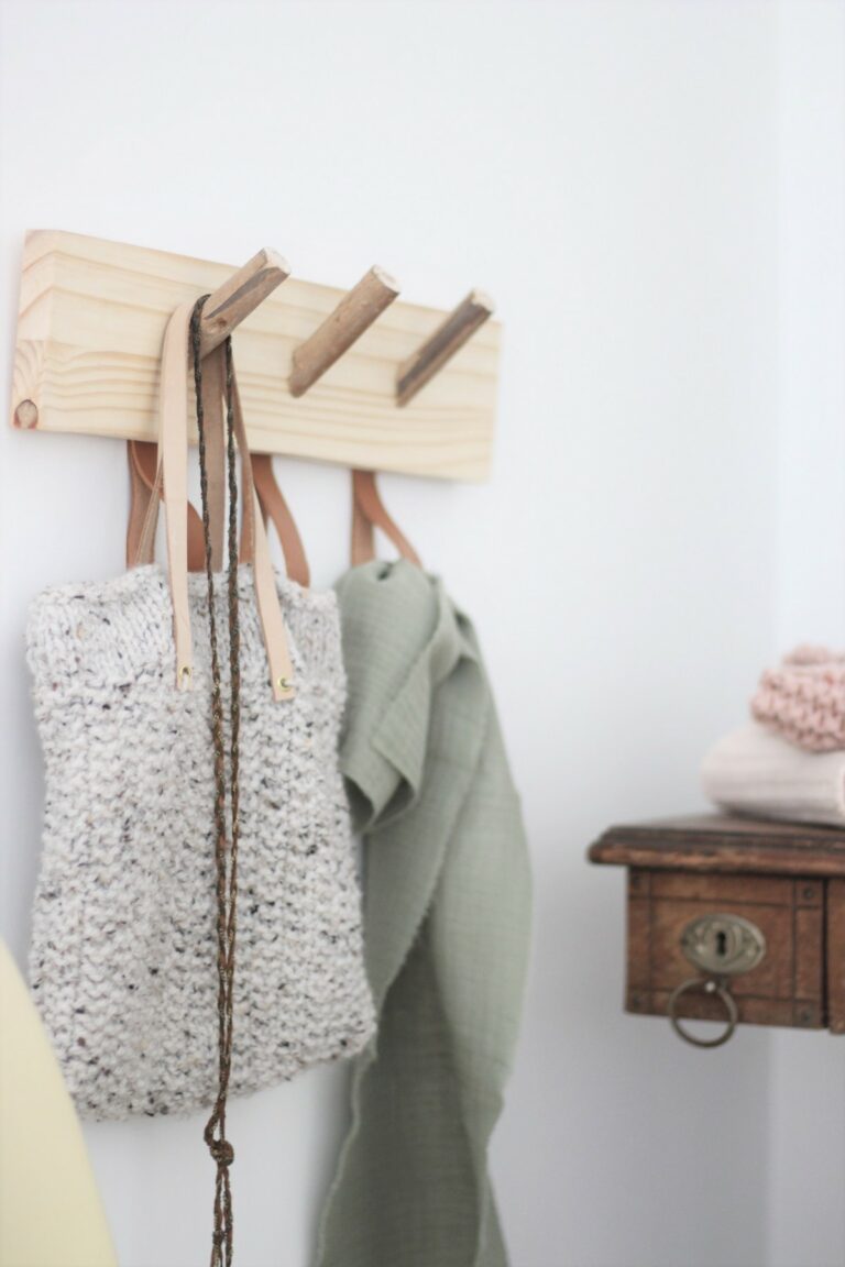 Patère DIY en bois et cuir - blog déco Clemaroundthecorner